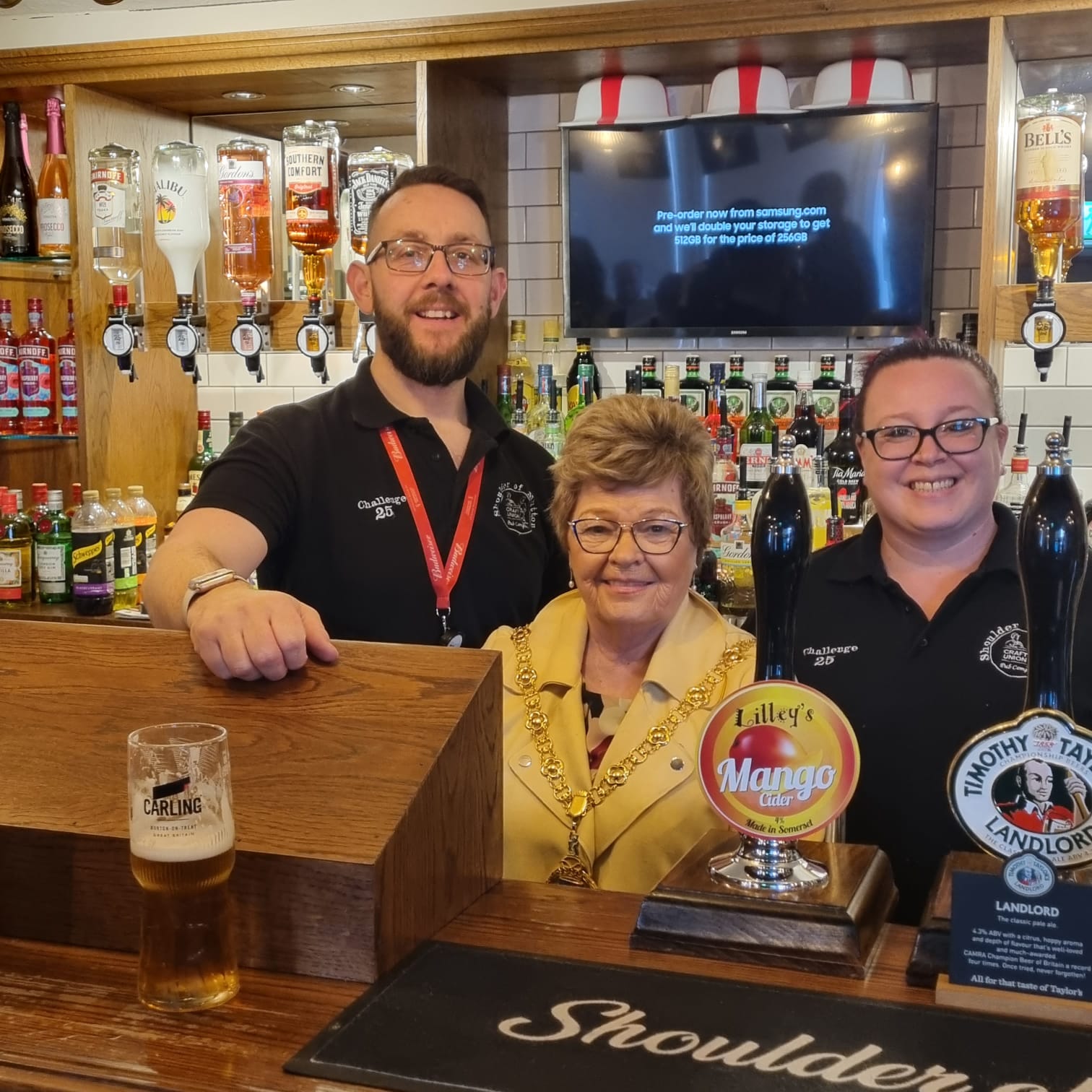 Shoulder of Mutton pub welcomes local Mayor to pull pints and tour its ...